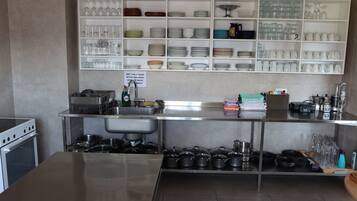 Um frigorífico, um micro-ondas, um forno, uma placa de cozinha