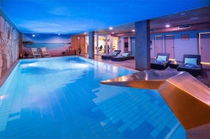 Piscina interna, espreguiçadeiras