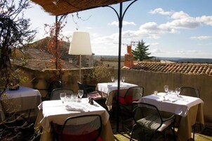 Pequenos-almoços, almoços, jantares servidos, cozinha local 