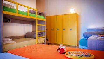 Quarto família | Escrivaninha, Wi-Fi de cortesia, roupa de cama