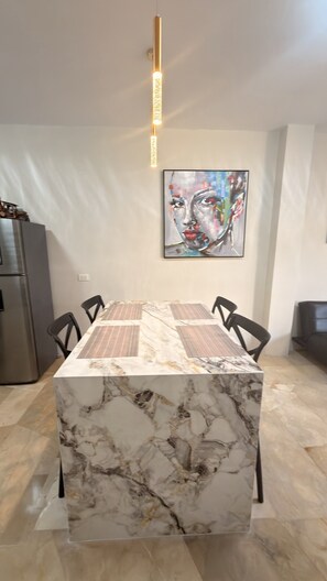 Apartamento, 2 quartos | Sala de jantar
