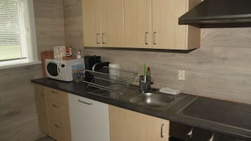 Um frigorífico, um forno, uma máquina de lavar louça, uma torradeira