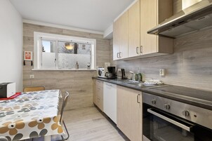 Um frigorífico, um forno, uma máquina de lavar louça, uma torradeira 