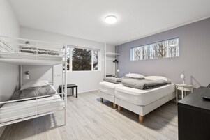 Quarto Familiar, casa de banho privativa | Cortinas/cortinados opacos, berços/camas para crianças grátis 