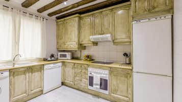 Apartamento superior | Cozinha privada | Geladeira, máquina de café expresso