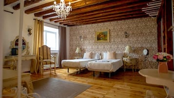 Quarto duplo, vista para a cidade | Roupas de cama premium, cofres nos quartos, individualmente decorados