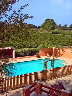 Piscina exterior, guarda-s óis, espreguiçadeiras 