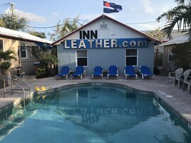 Piscina exterior, guarda-sóis, espreguiçadeiras 