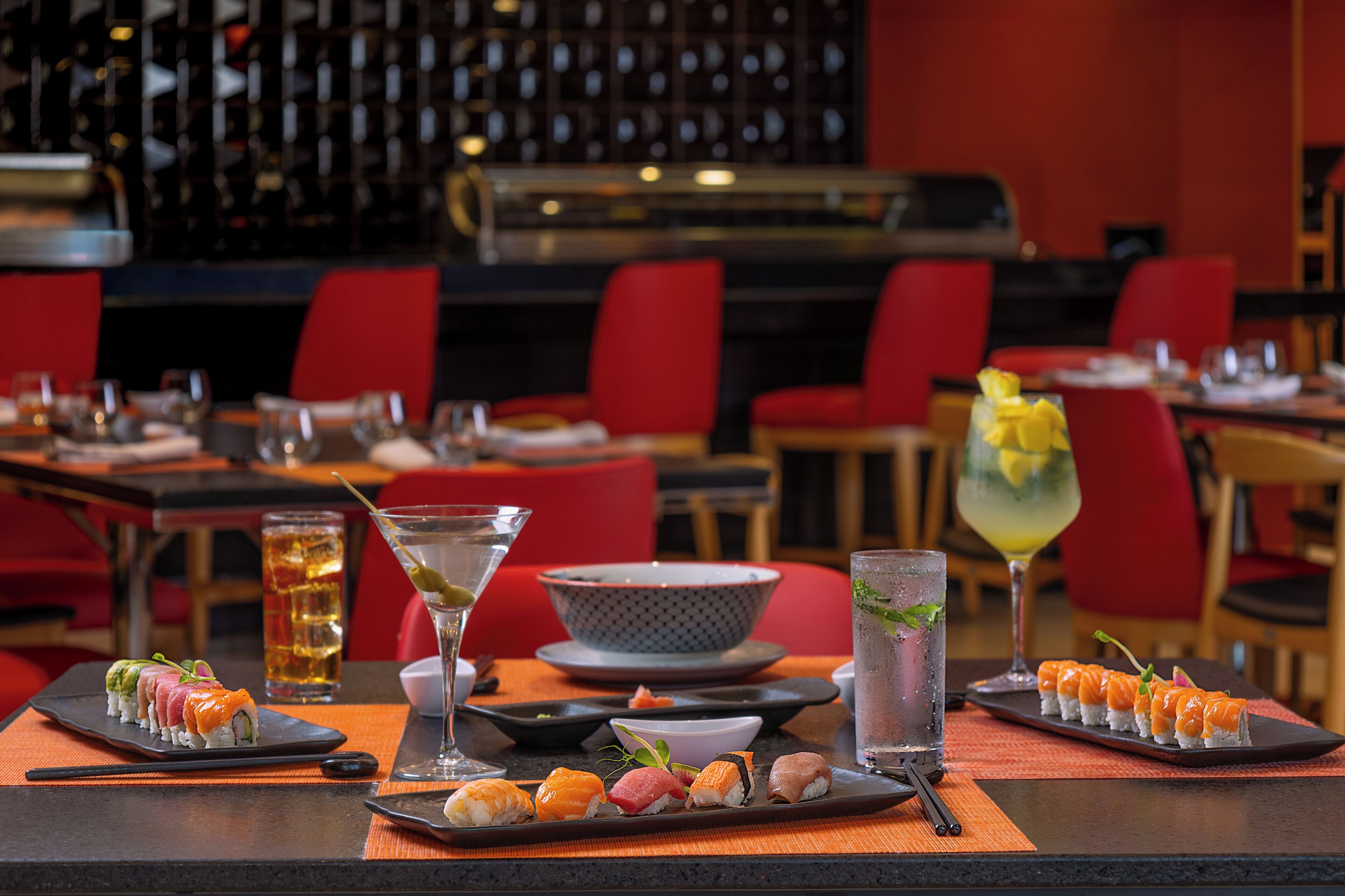 Um sushi bar com diversos pratos e bebidas.