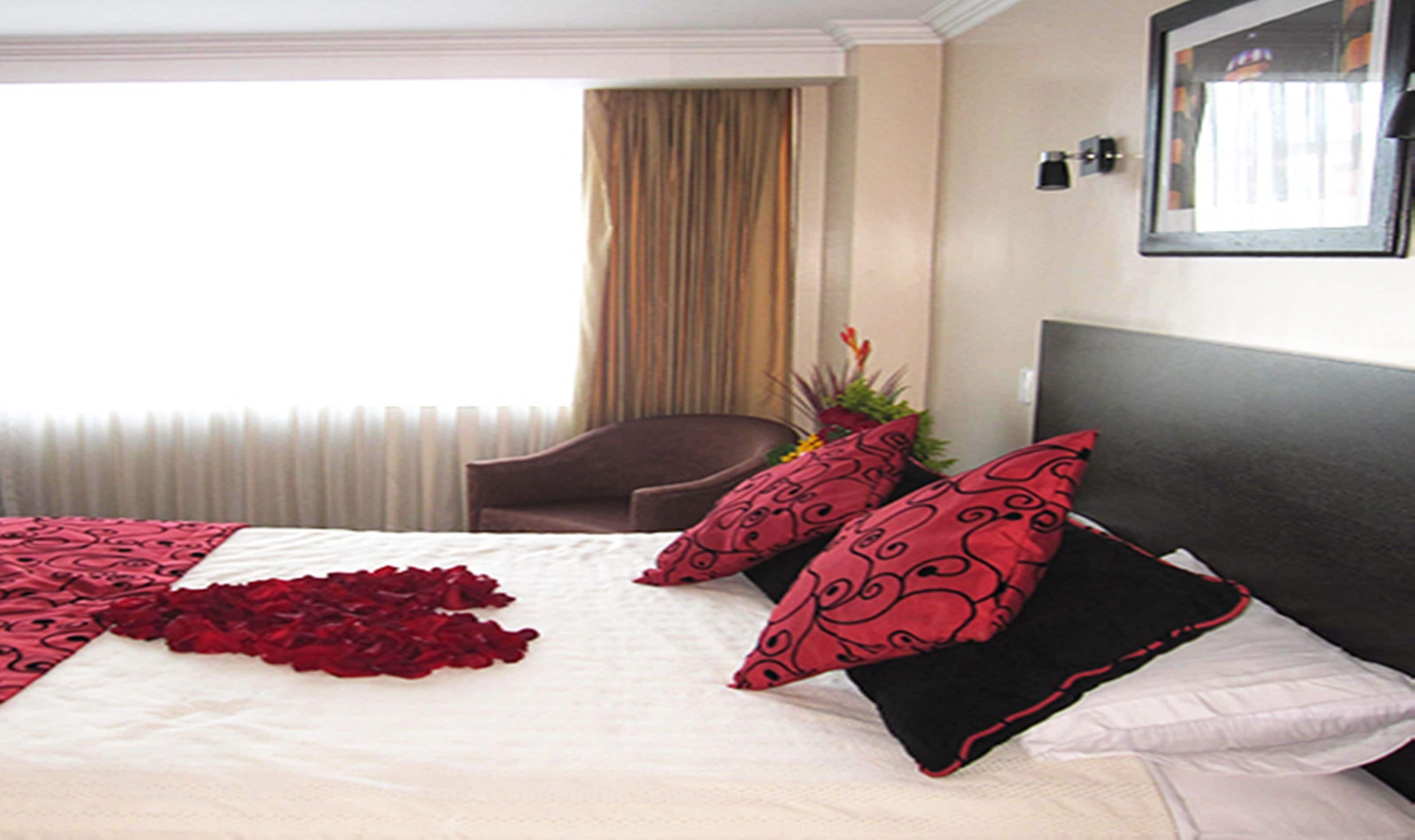 Com decoração personalizada, secretária, quartos insonorizados 