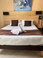 Quarto Duplo | Secretária, cortinas/cortinados opacos, quartos insonorizados