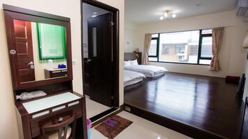 Quarto quádruplo família | Escrivaninha, Wi-Fi de cortesia, roupa de cama