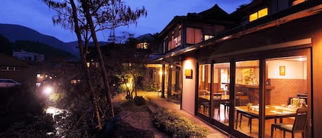 Fachada da propriedade à noite