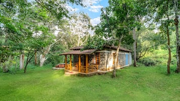 One Bedroom Streamside Suite with Balcony | Vista do quarto
