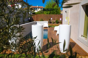 Piscina externa sazonal, espreguiçadeiras