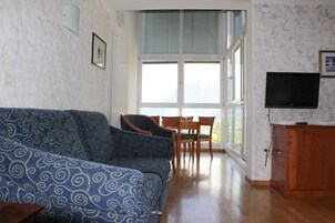 Apartamento Superior | Sala | Televisor de ecrã plano de 32 polegadas com canais por cabo, televisor 