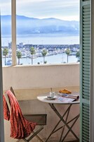 Suíte, terraço, vista para o mar | Roupas de cama premium, camas Select Comfort, cofres nos quartos