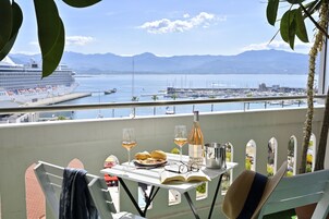 Quarto casal luxo, terraço, vista para o mar | Roupas de cama premium, camas Select Comfort, cofres nos quartos