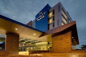 Fachada da propriedade à noite