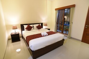 Quarto casal standard, sacada, vista para a piscina | Vista do quarto