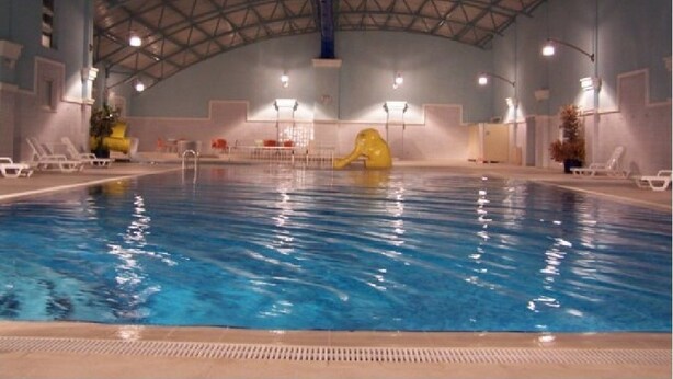 2 piscinas interiores, espreguiçadeiras 
