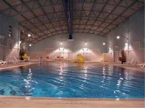 2 piscinas interiores, espreguiçadeiras 