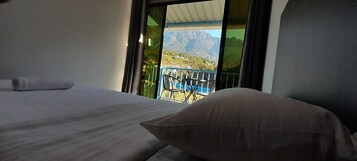 Cortinas blackout, ferros/tábuas de passar roupa, roupa de cama