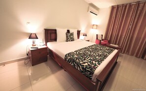 Roupa de alta qualidade, cofre no quarto, secretária 