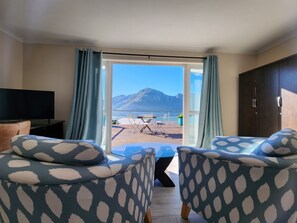 Quarto Duplo ou Twin Familiar, várias camas, varanda, vista para o mar | Roupa de alta qualidade, cofre no quarto, secretária 