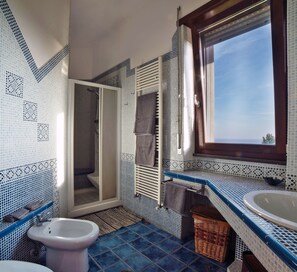 Quarto casal ou duplo, sacada, vista para o mar | Banheiro | Chuveiro, produtos de toalete grátis, secador de cabelo, bidê