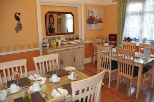 Café da manhã completo grátis todos os dias