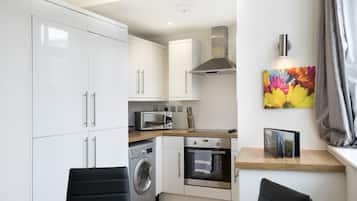 Apartamento | Cozinha privada | Um frigorífico, um micro-ondas, um forno, uma placa de cozinha
