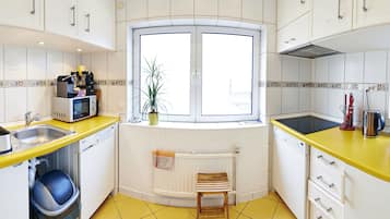 Apartamento, 2 quartos, terraço | Cozinha privada | Um frigorífico, um micro-ondas, um forno, uma placa de cozinha