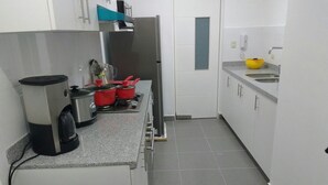Apartamento, 3 quartos | Cozinha privada | Cafeteira/chaleira, geladeira grande, micro-ondas, fogão
