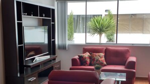 Apartamento, 3 quartos | Sala de estar | TV de tela plana, Netflix