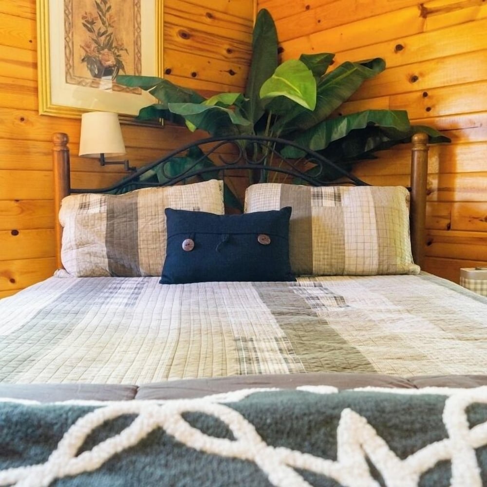 Parkers Hideaway On The White River / Dogwood Cabin, Cabin By The River - Table Rock Lake