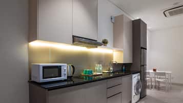 Geladeira grande, micro-ondas, cooktop, lava-louças