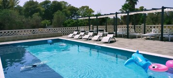 Piscina externa sazonal, funciona das 10h30 às 19h, guarda-sóis