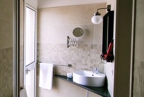 Quarto Exclusivo | Casa de banho | Um polibã, artigos de higiene pessoal grátis, um secador de cabelo 