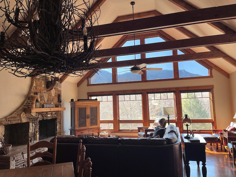 Great Resort Home To Bring Families Together - 6 Bedrooms /5 Baths - North Carolina