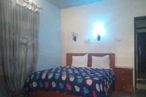 Quarto Executivo | Secretária, roupa de cama fornecida