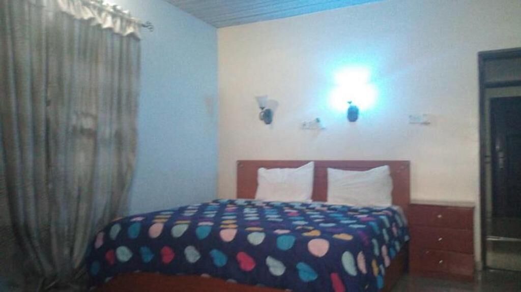 Secretária, roupa de cama fornecida 