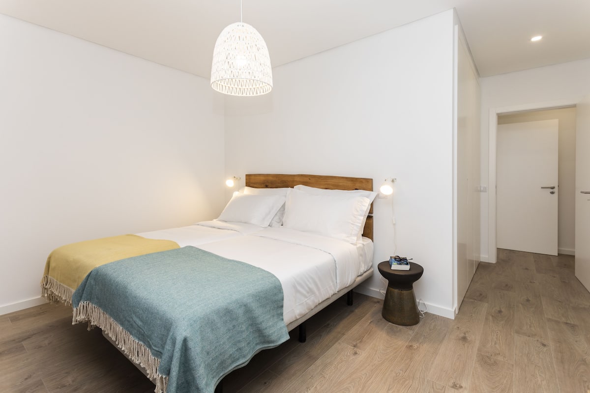 Apartamento, 4 quartos | Cofres nos quartos, escrivaninha, cortinas blackout