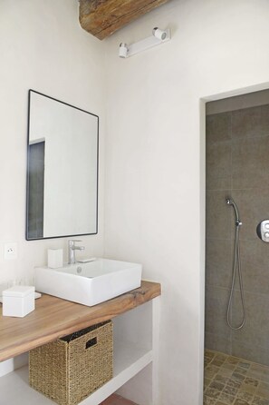 Quarto Triplo Comfort | Casa de banho | Um polibã, um chuveiro fixo, artigos de higiene pessoal grátis