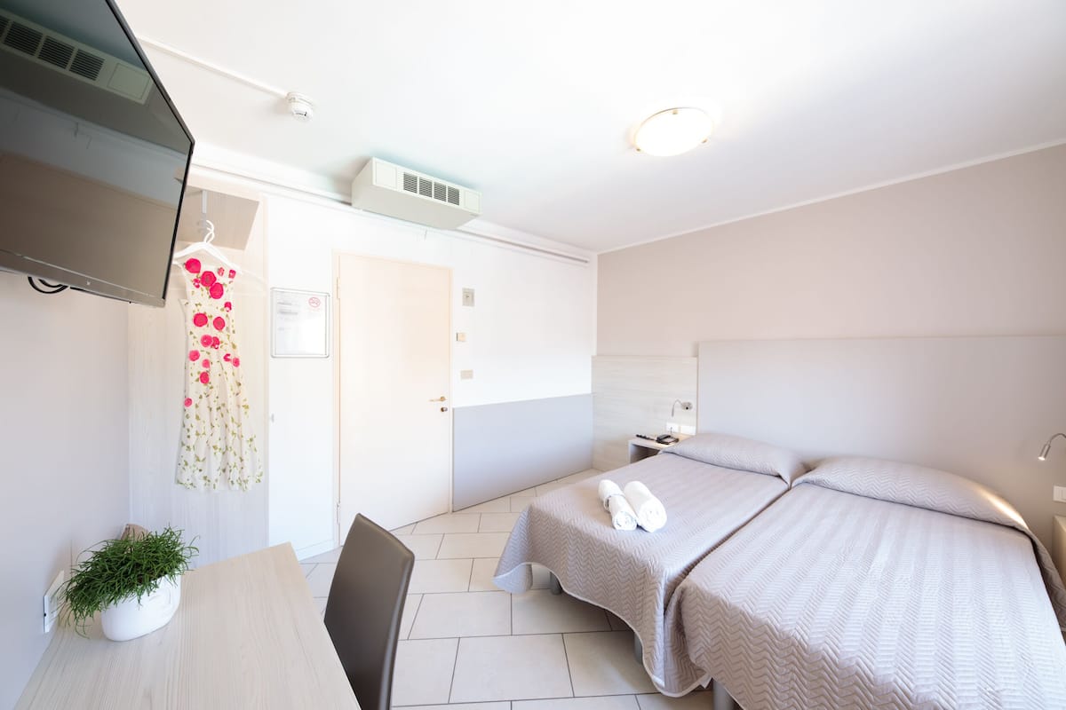 Quarto Clássico com Cama de Casal | Cofre no quarto, secretária, Wi-fi grátis, roupa de cama fornecida