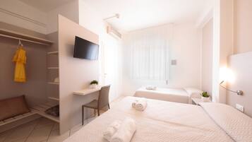 Quarto triplo clássico | Cofres nos quartos, escrivaninha, Wi-Fi de cortesia, roupa de cama