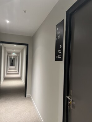 Escrivaninha, quartos à prova de som, Wi-Fi de cortesia, roupa de cama