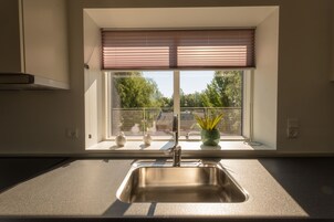 Apartamento, 1 quarto | Cozinha privada | Geladeira grande, micro-ondas, fogão, cooktop