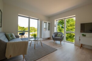 Condo, 2 quartos | Sala de estar | Smart TV, pisos aquecidos