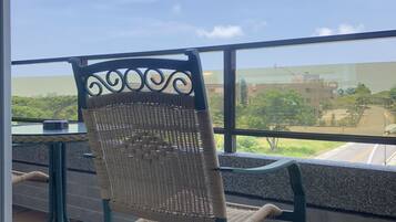 Loft, varanda | Edredões de penas, camas de colchão Tempur-Pedic, minibar, Wi-fi grátis